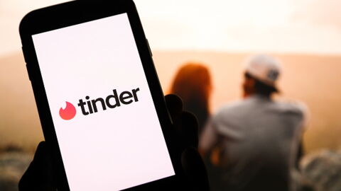 Cette IA permet aux hommes d'aborder des femmes à leur place sur Tinder
