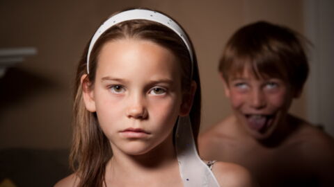 Ces trois garçons ont "oublié" un objet très gênant sur leur selfie...