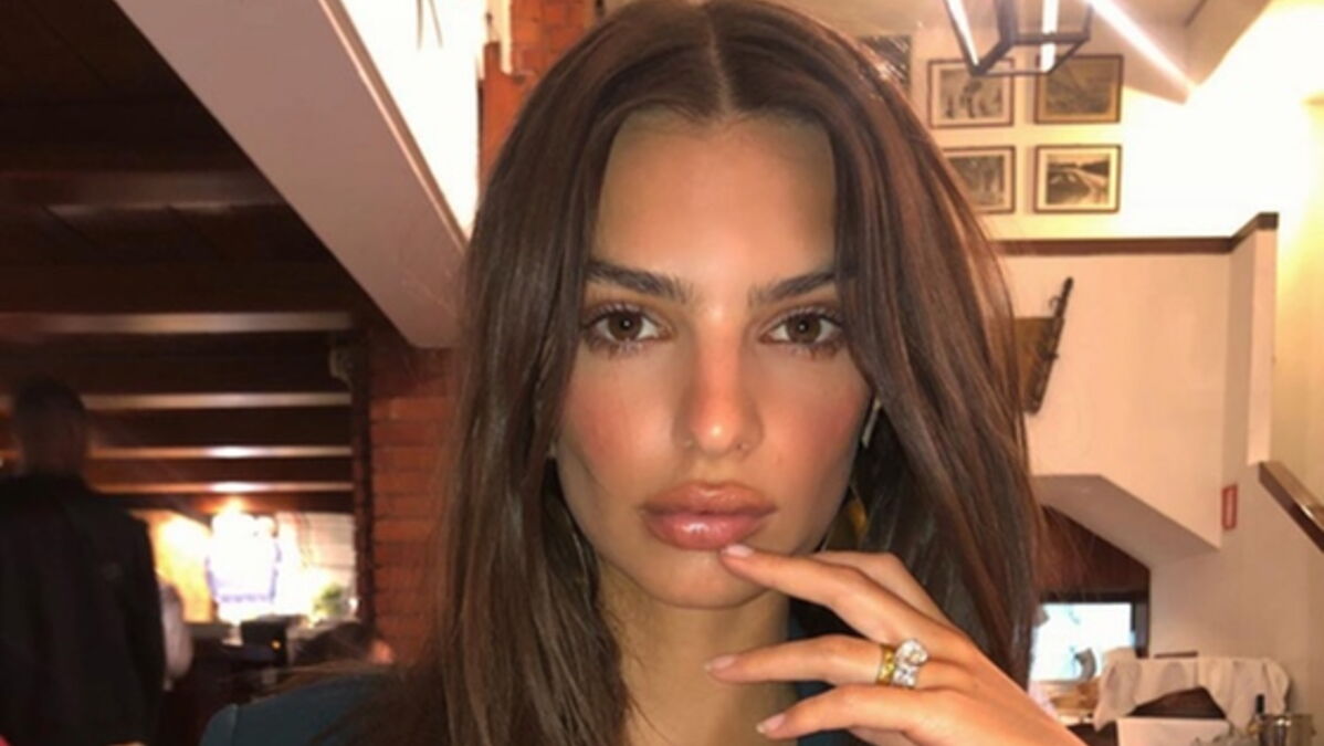 Emily Ratajkowski Does It Again As She Dines Out With An Ultra Plunging ...