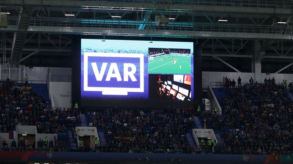 Peruvian Referee Uses Photographer As Improvised VAR