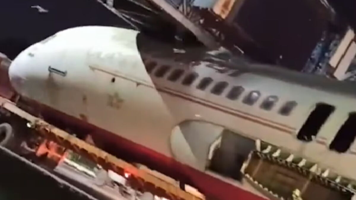 India: A plane gets stuck under a bridge on the highway (VIDEO)