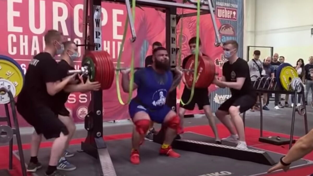 Weightlifter dislocates both knees in freak accident during 400kg squat