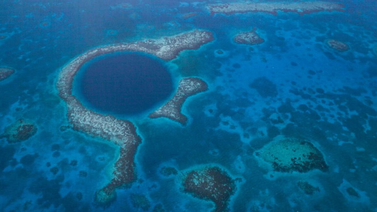 The truth behind the Great Blue Hole, a marine abyss in the Caribbean