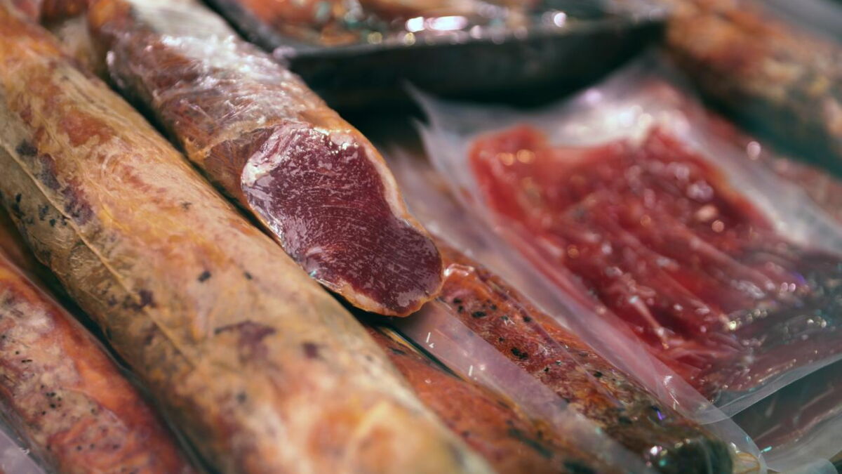 Spain’s ham sniffers prepare for a hectic season, sniffing 800 hams daily