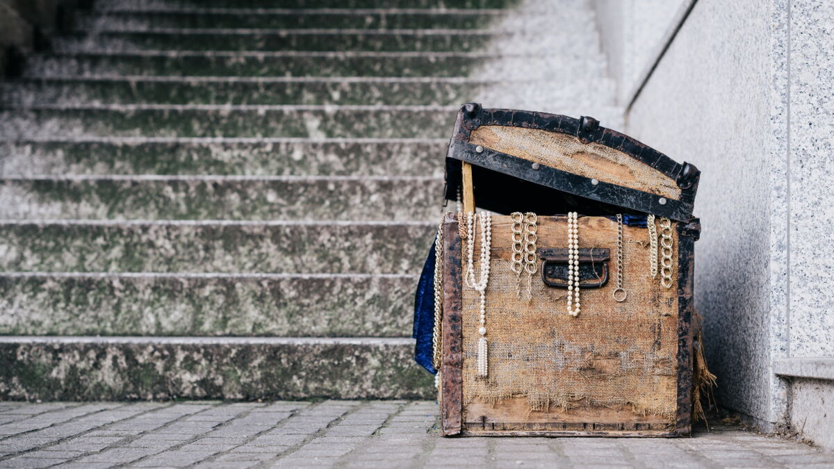 Man discovers a millionaire's buried treasure after 10 years