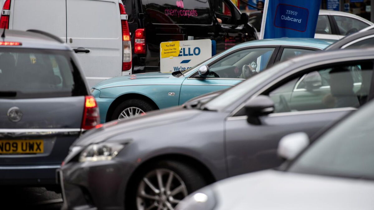 Grant Shapps insists there's 'no shortage of fuel' and urges Brits to stop panic-buying