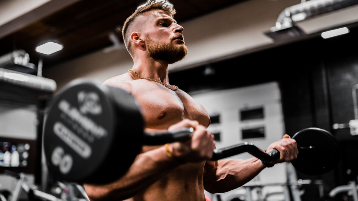 Personal trainer completely transforms after gaining 60 pounds