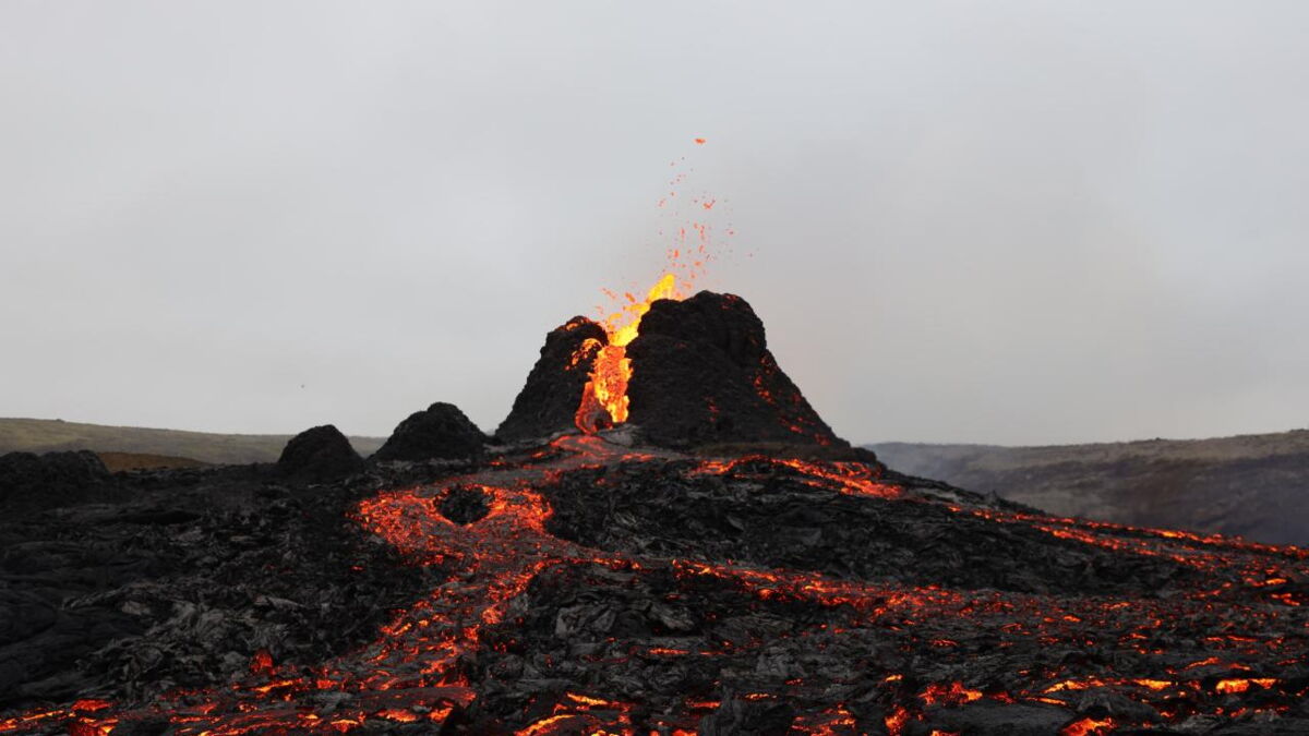 Man fatally falls into volcano from viewing platform