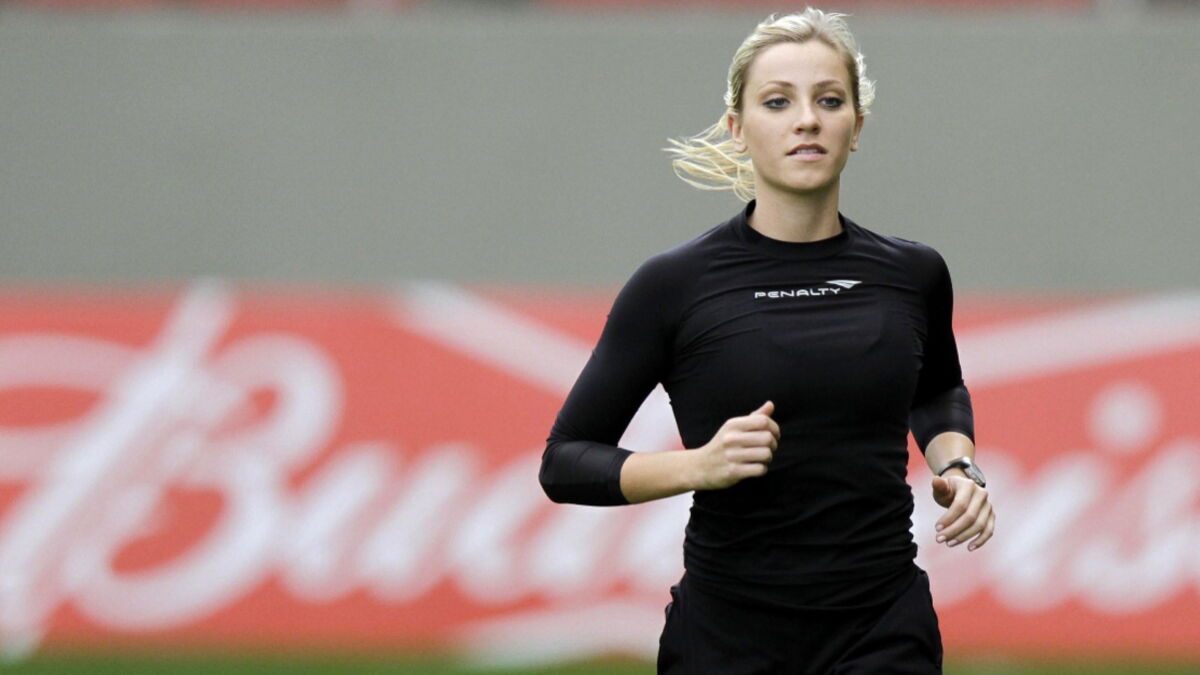 A Brazilian Referee Masterfully Faked Out a Player in the Middle of a Match