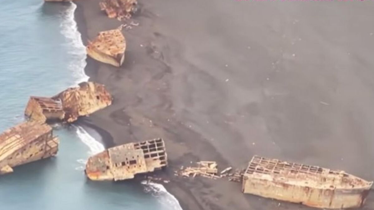 Japan: Volcanic activity reveals sunken ships from World War II
