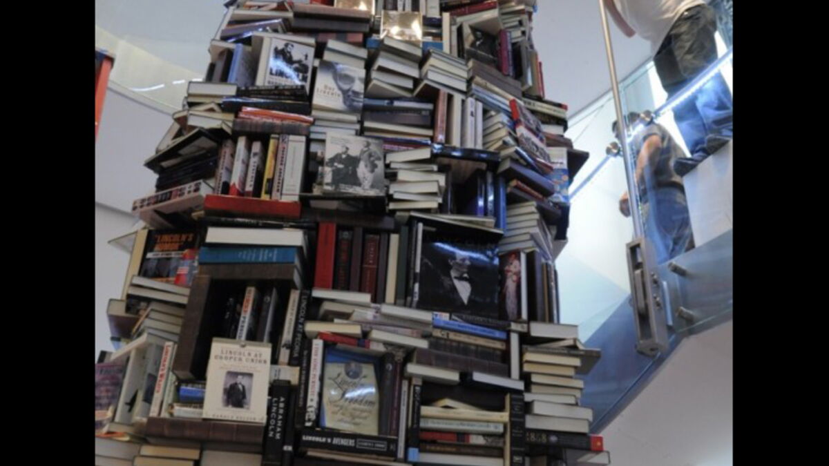 Cette tour de livres est composée de milliers d'ouvrages