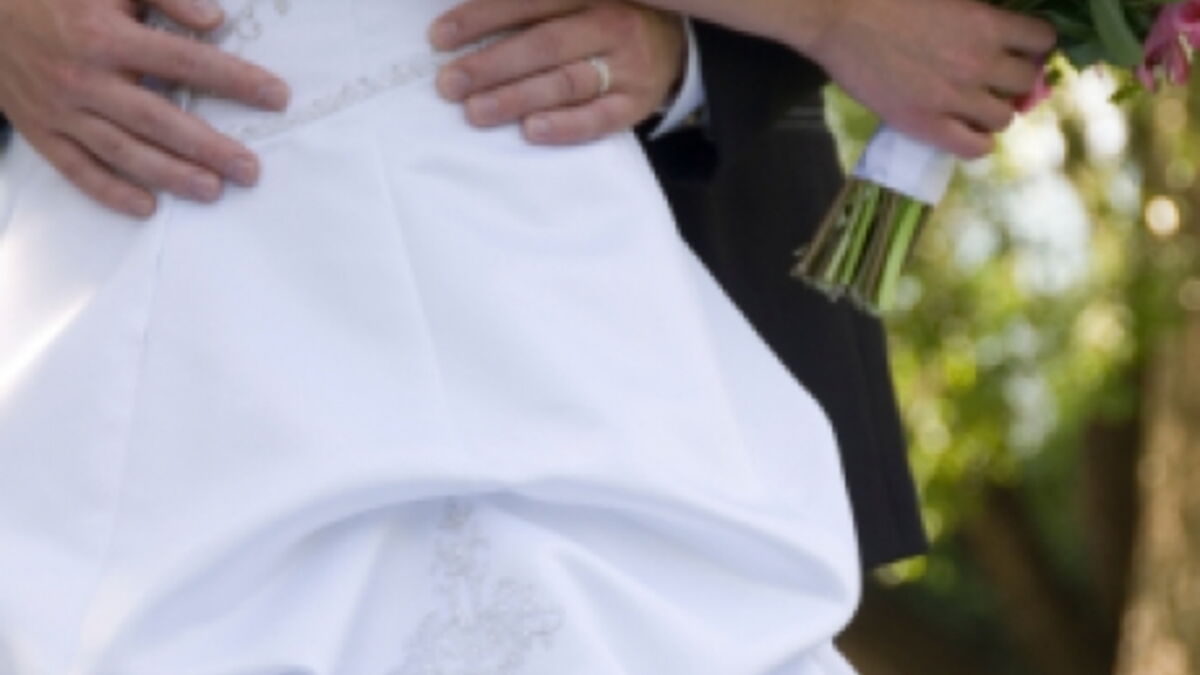 Une femme se marie à son chien