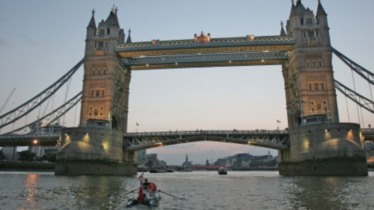 En images : Robbie Maddison réalise un exploit à Tower Bridge