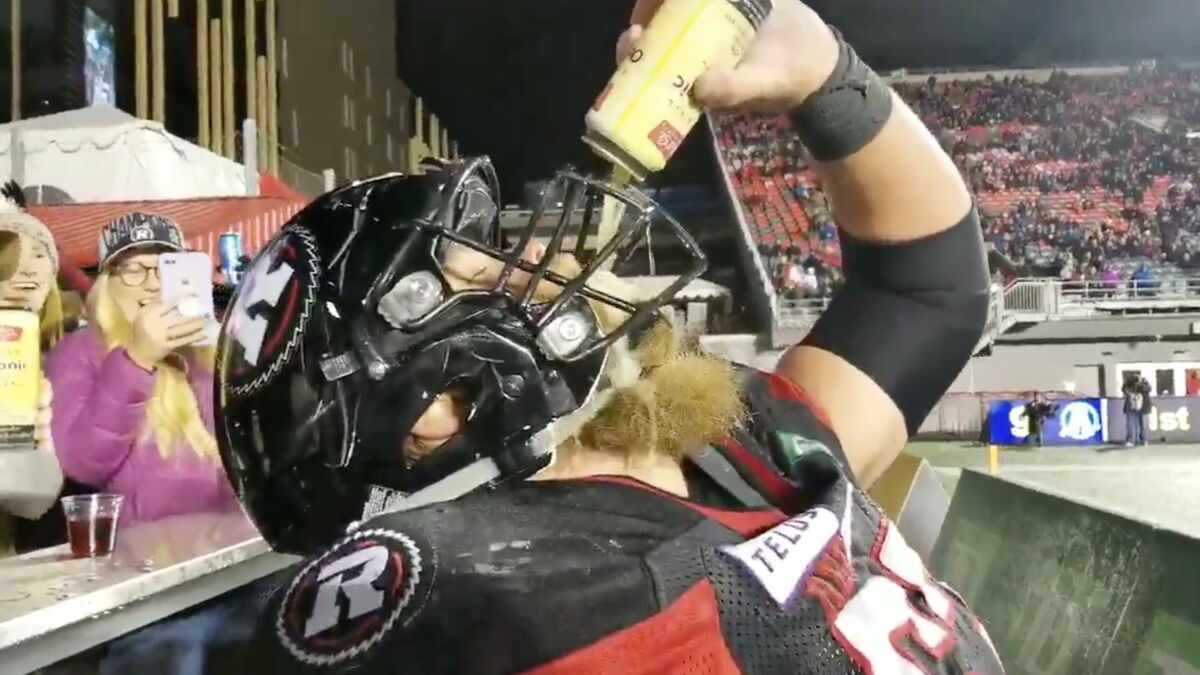 Jon Gott, joueur de football américain, boit une bière en plein match