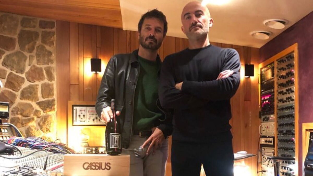 Cassius sort une bouteille de vin en édition limitée