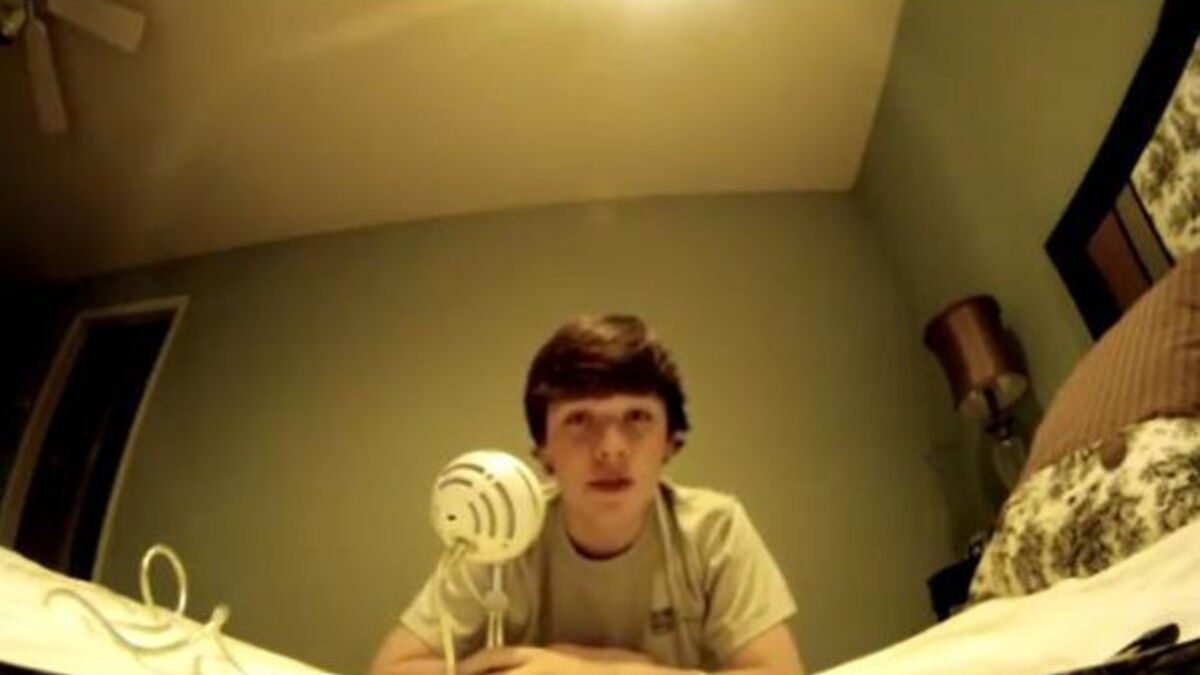 A 14 ans, il possède une voix rauque de trailer américain