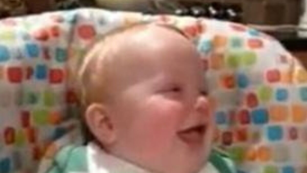 Ce bébé a le même rire que son père
