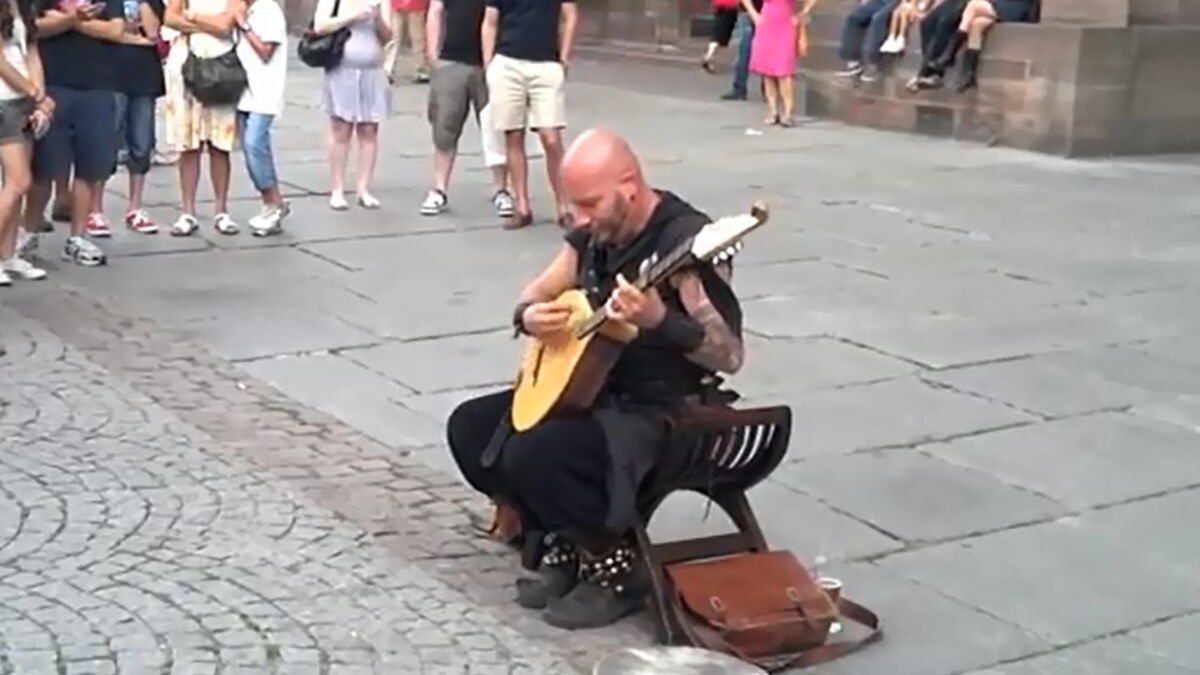 Cet artiste de rue impressionne les passants avec sa voix incroyable