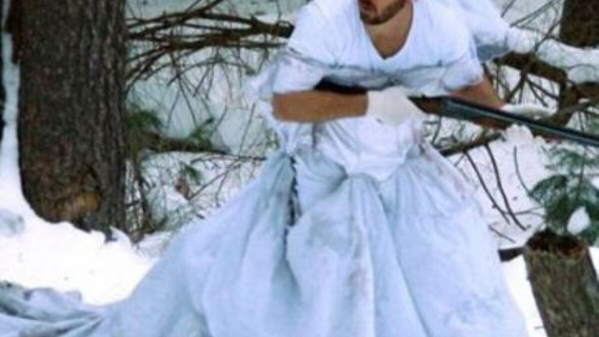 Pour surmonter son divorce, il trouve 1001 façons d'utiliser la robe de ...