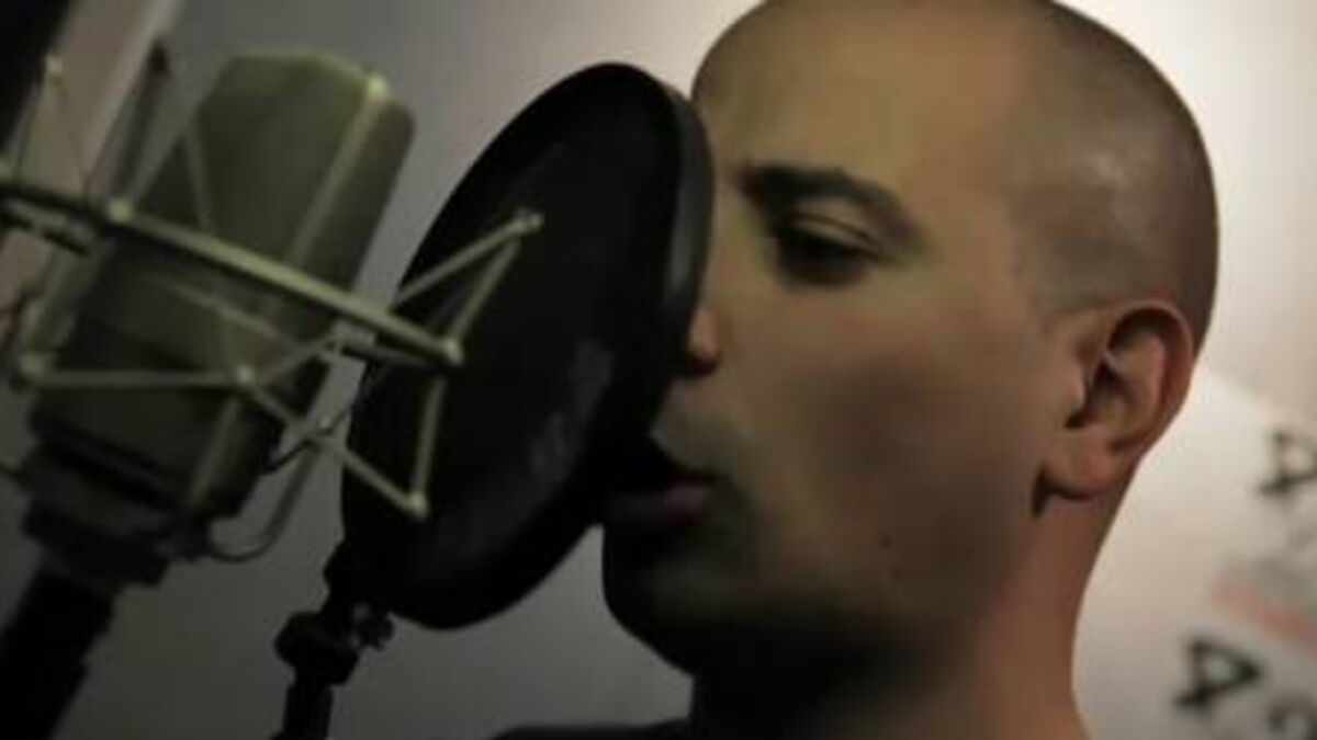 Il revisite avec sa voix toute l'histoire du rap en vidéo