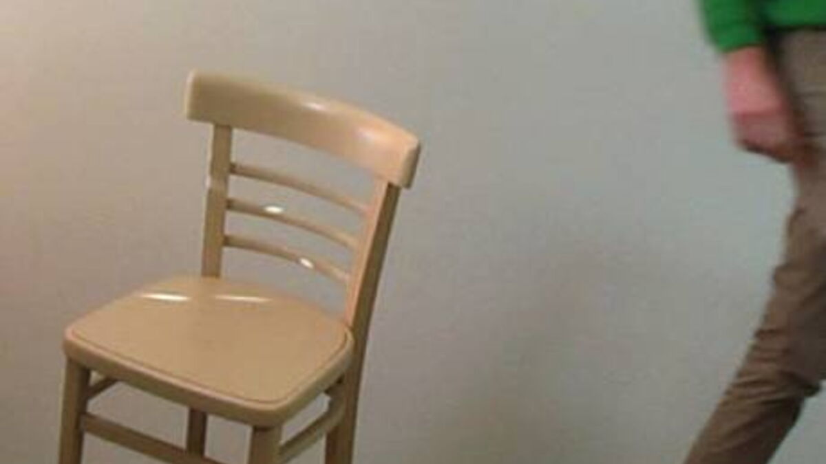Découvrez The Balance Chair, la chaise qui tient en équilibre sur un ...