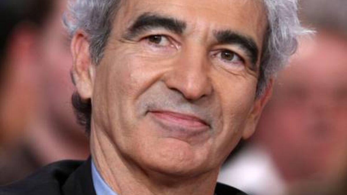 Raymond Domenech change de tactique pour les Bleus