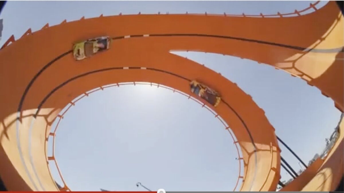 Des pilotes réalisent un double looping en voiture