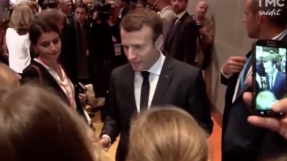 Quotidien : Emmanuel Macron se fait piéger devant les caméras par une ...