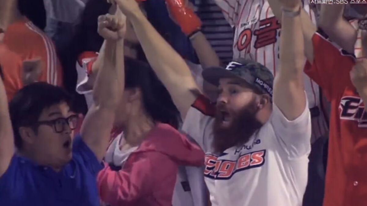 Fanbot, un robot qui supporte une équipe de baseball à la place des fans