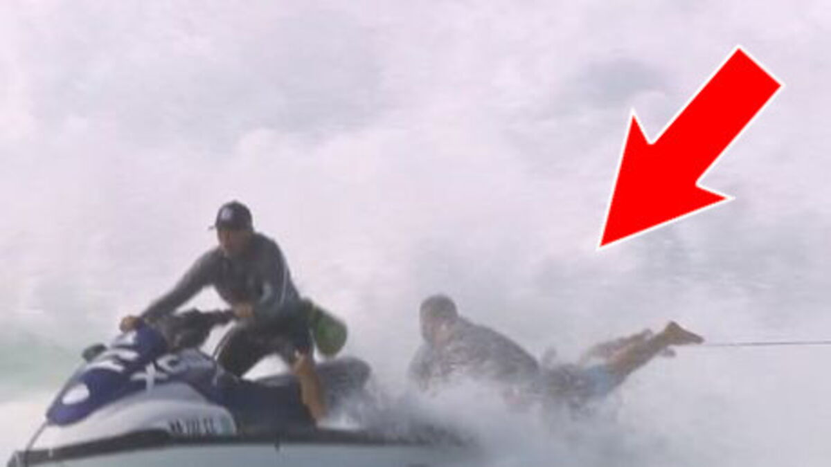 Des sauveteurs viennent en aide de manière spectaculaire à un surfeur ...