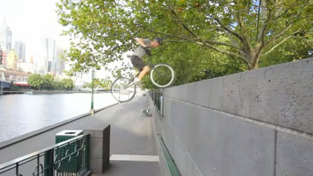 Le parkour en VTT trial du rider australien Andrew Dickey