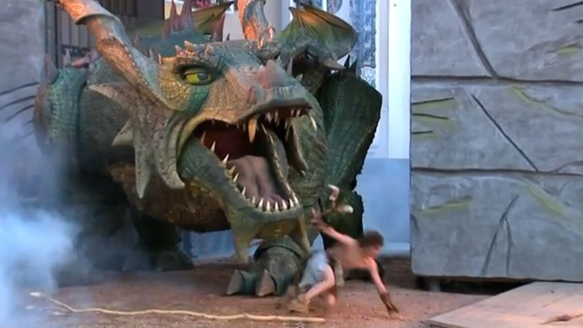 Découvrez Fanny, le plus grand robot cracheur de feu du monde