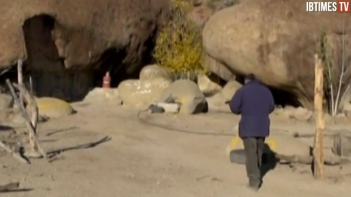 Sa maison a été construite dans un énorme rocher