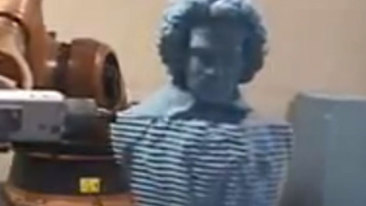 Ce robot sculpte un buste de Ludwig van Beethoven dans un bloc de ...