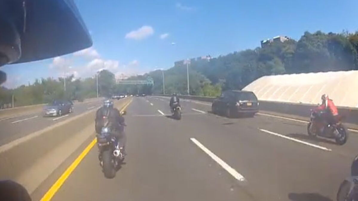 Après un accident, ce Range Rover se fait poursuivre par des motards ...