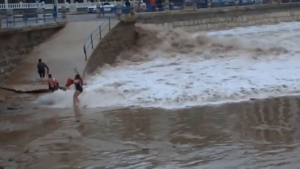 Emportée par une énorme vague, cette femme s'en sort miraculeusement