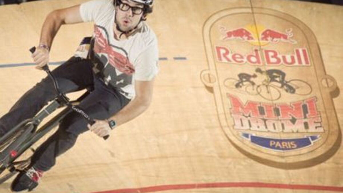 Faites la course sur le plus petit vélodrome du monde avec le Red Bull ...