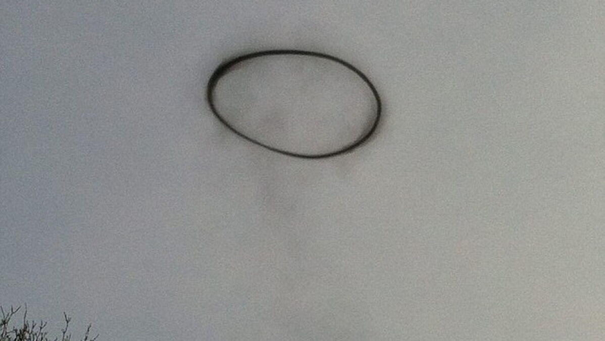 OVNI : Une étudiante britannique filme un étrange cercle noir dans le ciel