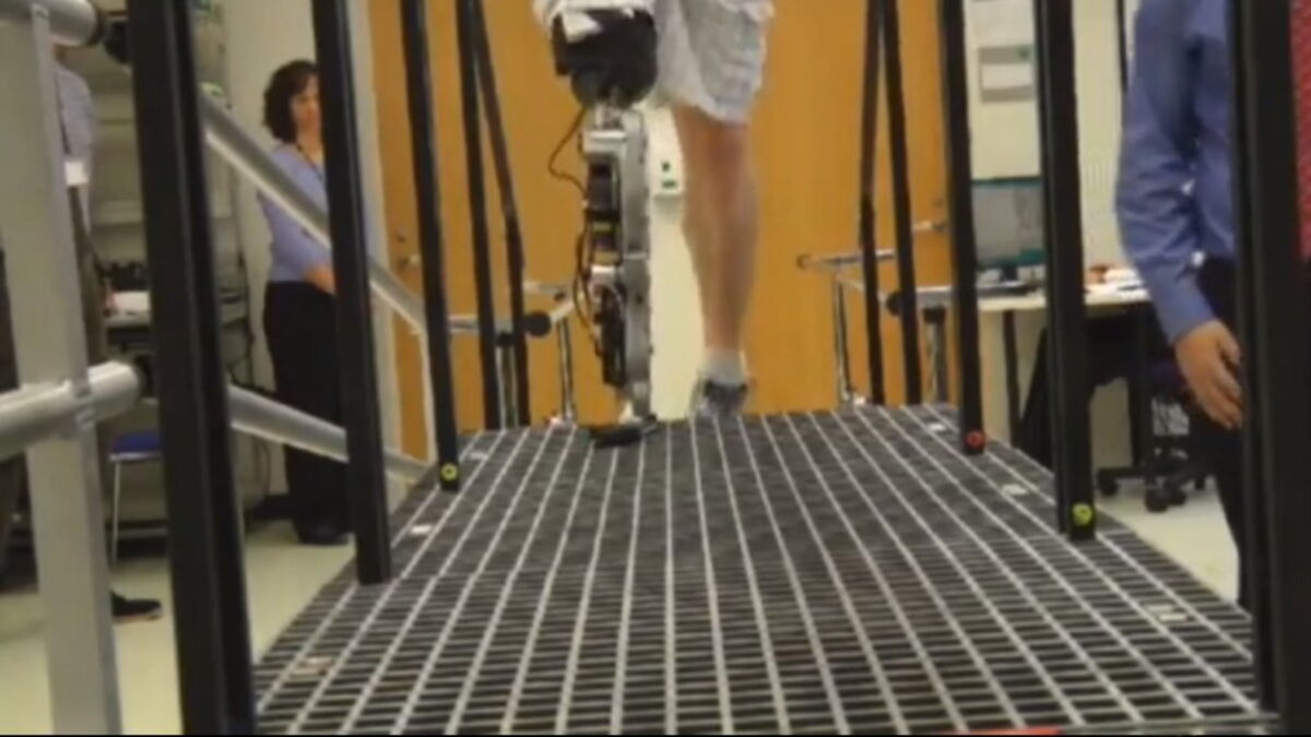 Un homme monte les 103 étages d'un immeuble grâce à sa prothèse bionique