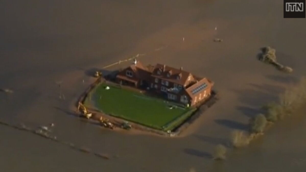 La ville inondée, Sam Notaro construit une digue autour de sa maison ...
