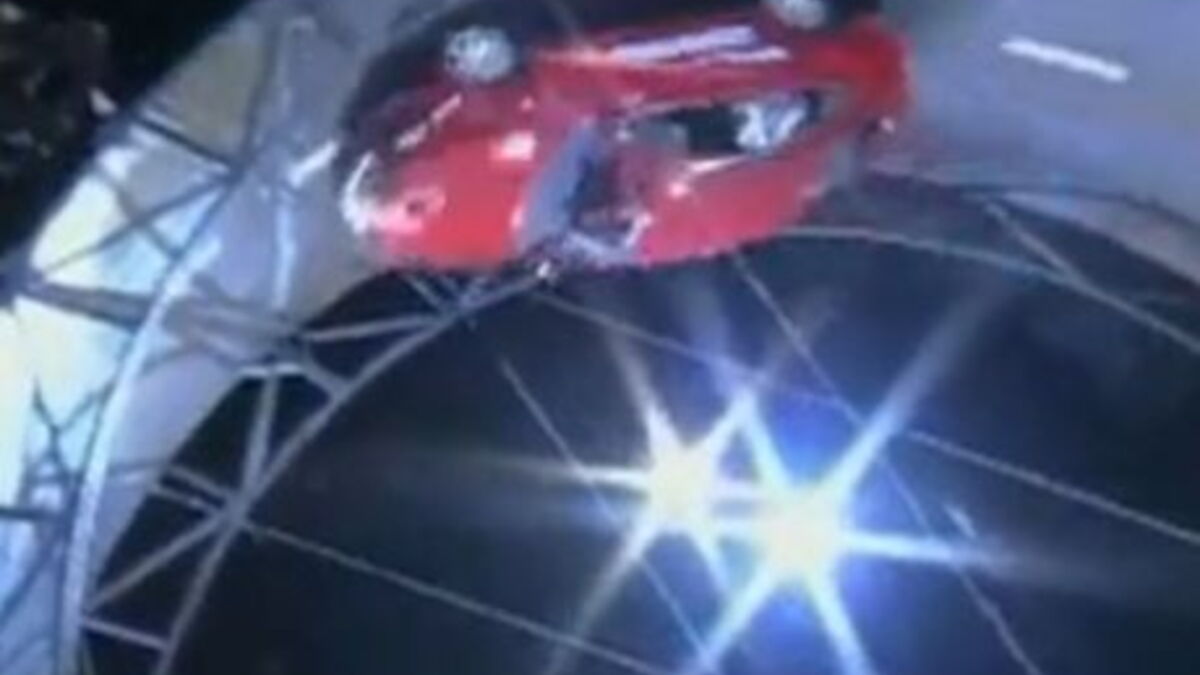 Il réalise le record du plus grand looping en voiture