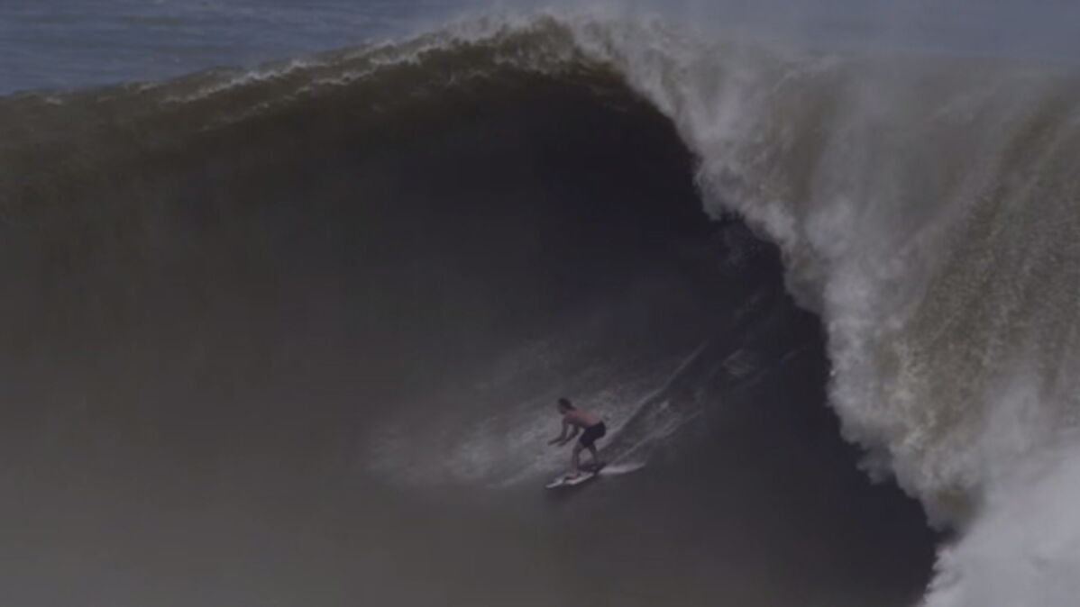 Brad Domke a battu le record de la plus grosse vague jamais surfée en ...
