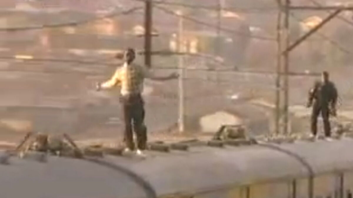 En Afrique du Sud, des hommes surfent sur des trains en marche pour s ...