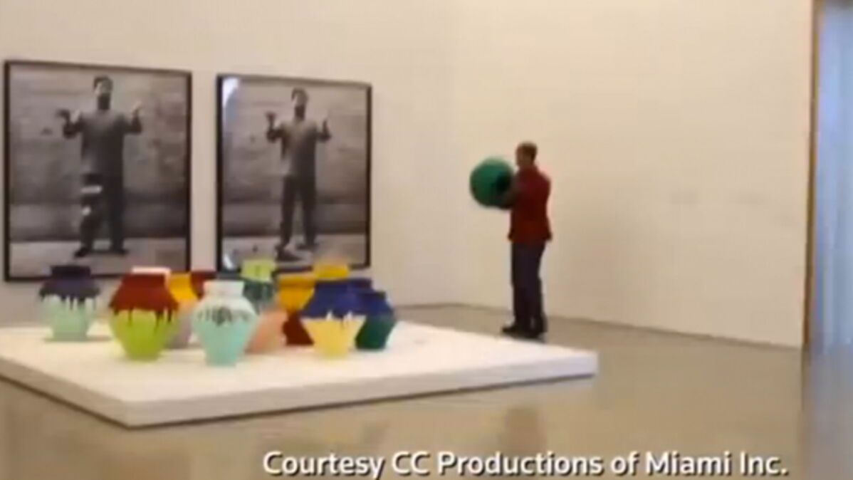 L’artiste Maximo Caminero rentre dans un musée et casse un vase très ...