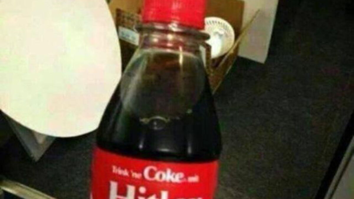 ''Partage un Coca-Cola avec Hitler'', la photo qui fait le tour du web