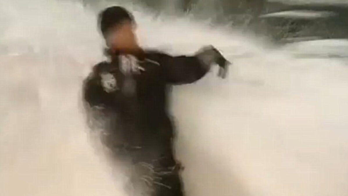 Le journaliste Steve Keeley enfoui sous un mur de neige par un camion ...