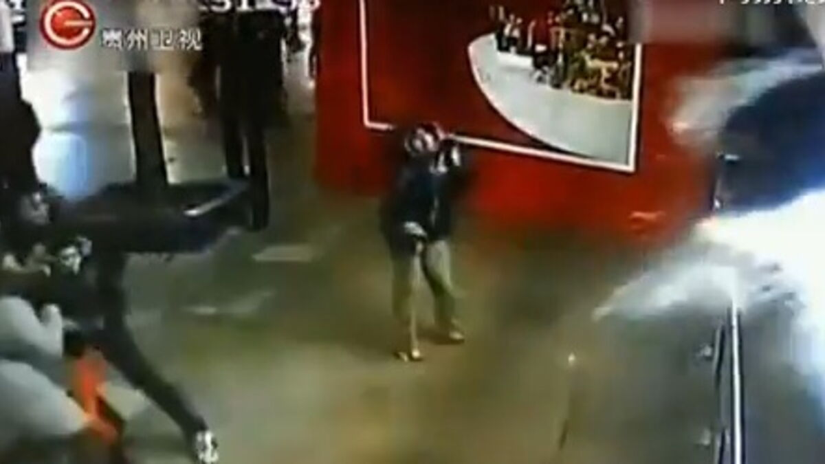 Regardez cet aquarium à requins se briser dans un centre commercial