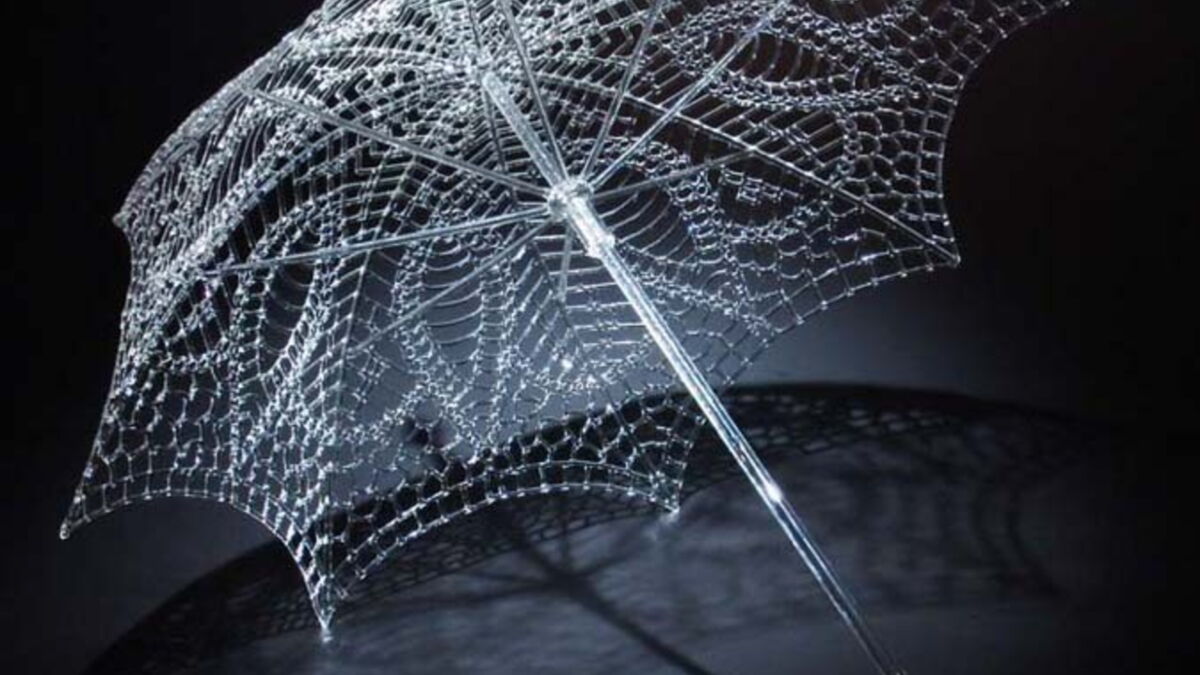 Avec ses sculptures, Robert Mickelson revisite la fonction du verre