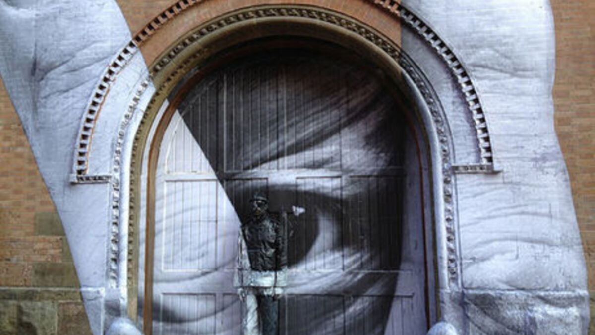 JR et Liu Bolin unissent leur talent pour une œuvre magistrale à New York