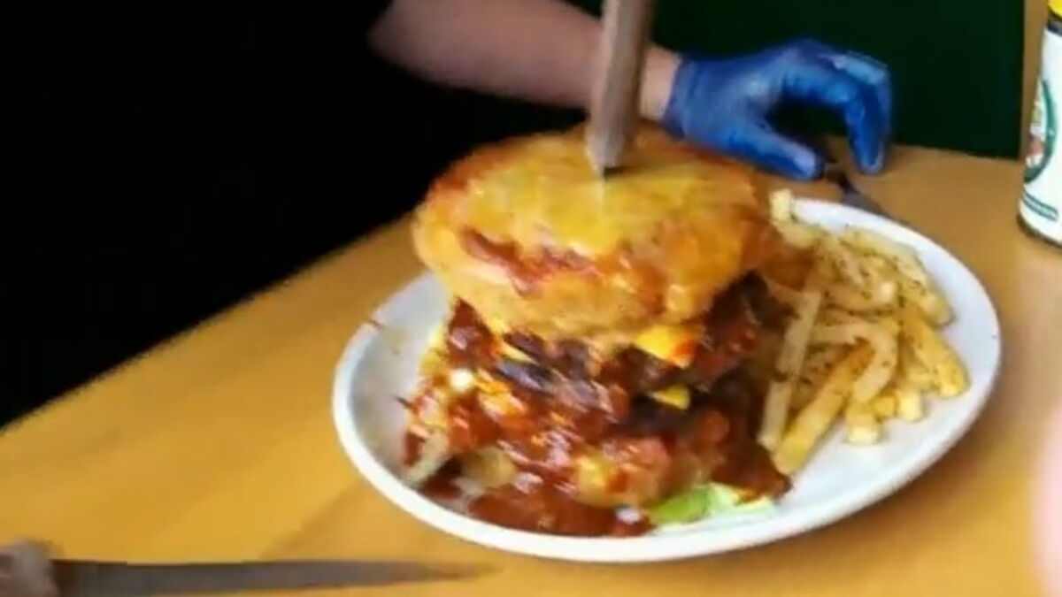 Atomic Fallout Burger : Découvrez le hamburger le plus épicé du monde